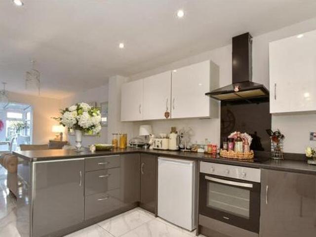 Roding Way, Wickford, 2 Bedroom Terraced