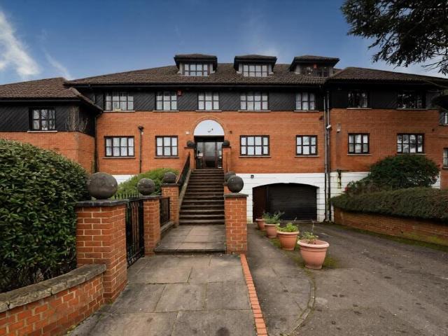 Rodings Court, 134 The Avenue, London 1 bed flat to rent £1,450 pcm £335 pw