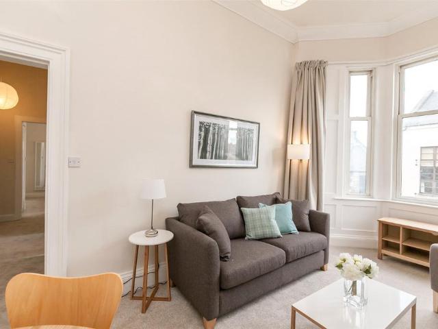 Rodney Street, Edinburgh, EH7 1 bed flat to rent £1,220 pcm £282 pw