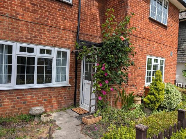 Roe Lane, London NW9 2 bed ground floor flat to rent £2,100 pcm £485 pw