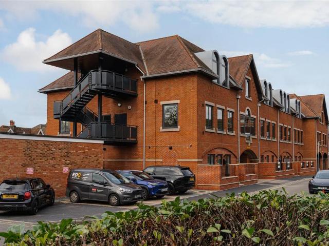 Roebuck Close, Reigate 2 bed apartment to rent £1,750 pcm £404 pw