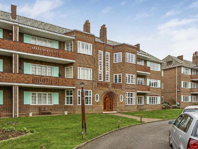 Roehampton Close, London SW15 3 bed flat to rent £3,495 pcm £807 pw