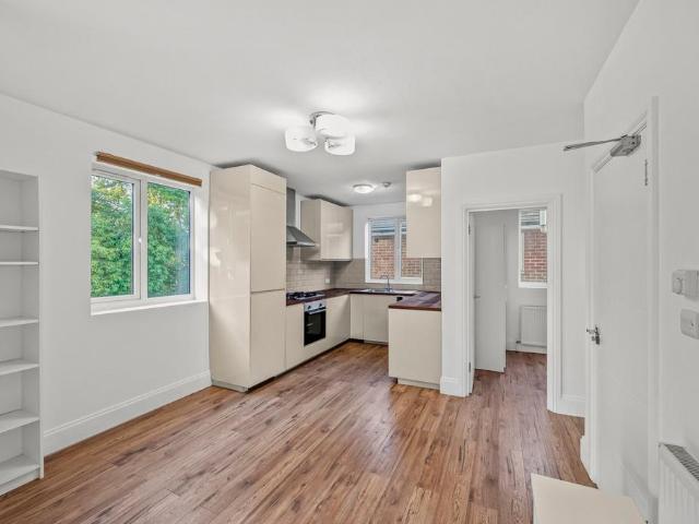 Roehampton Vale, Putney, London 3 bed flat to rent £2,400 pcm £554 pw