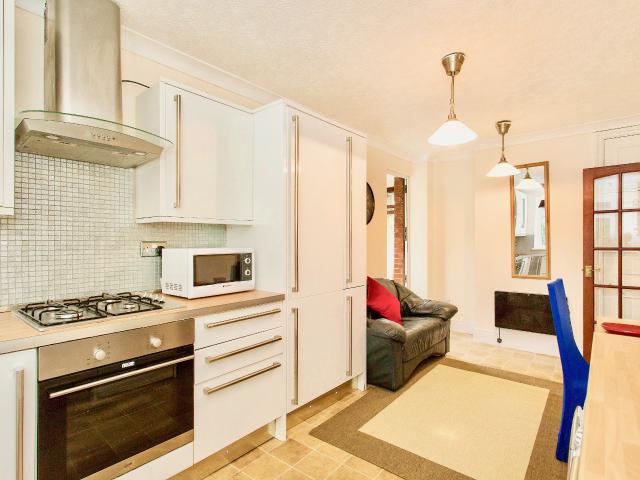 Roehampton 2, United_kingdom Room 3