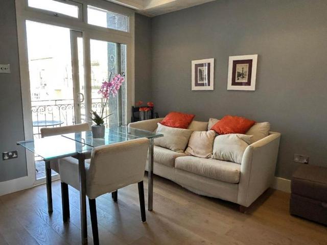 Roland Gardens London, 1 bed flat to rent £2,500 pcm £577 pw