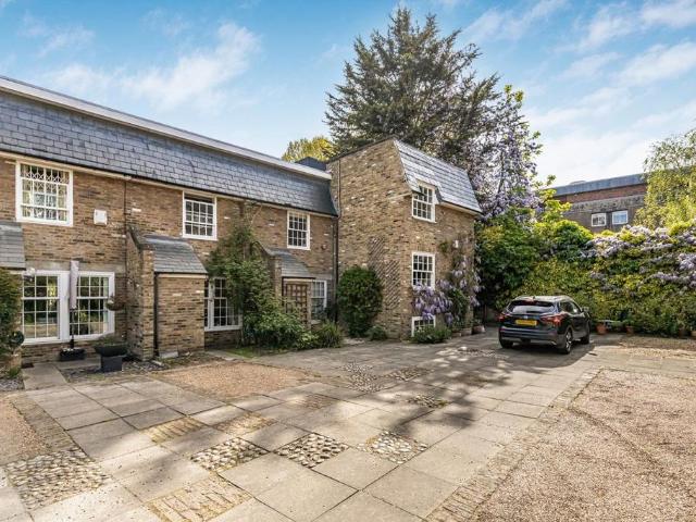 Roland Mews, London E1 2 bed house to rent £2,750 pcm £635 pw