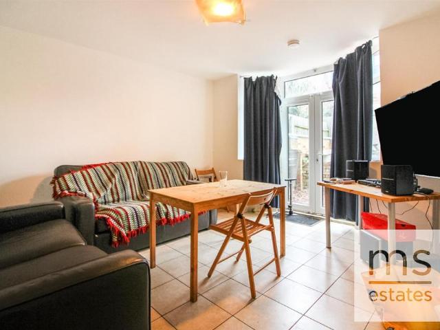 Rolleston Drive, Nottingham NG7 5 bed detached house to rent £2,860 pcm £660 pw