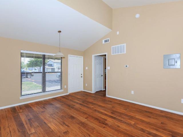 Rolling Meadows 3 Bedroom Apartment for Rent at 1236 Dickens Ct, Arlington, TX 76015
