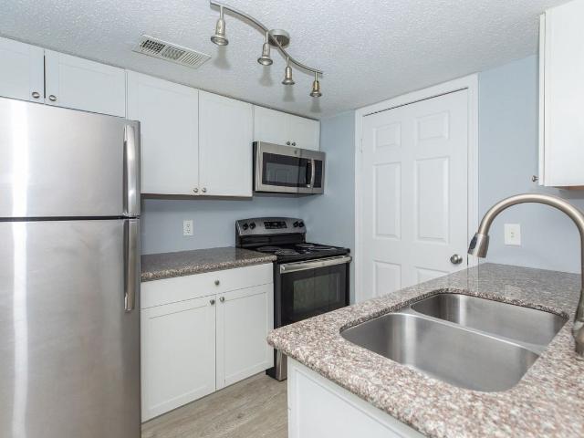 Rollingwood Apartments 2 Bedroom Apartment for Rent at 670 Maxey Rd, Houston, TX 77013 Northshore