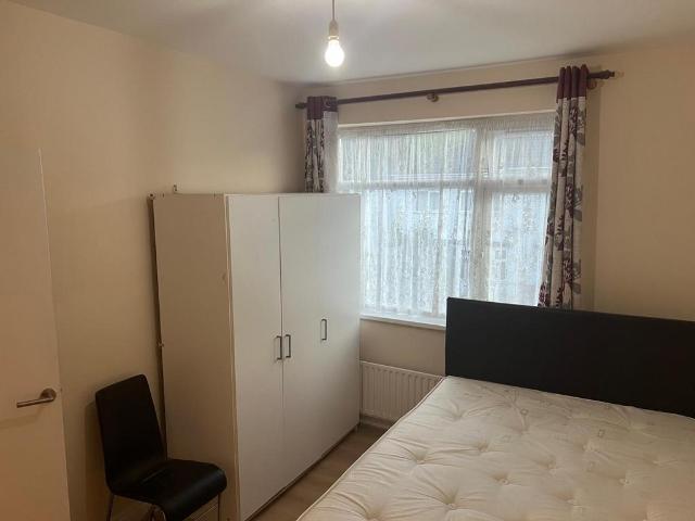 Rollit Crescent, Hounslow TW3 2 bed flat to rent £1,750 pcm £404 pw