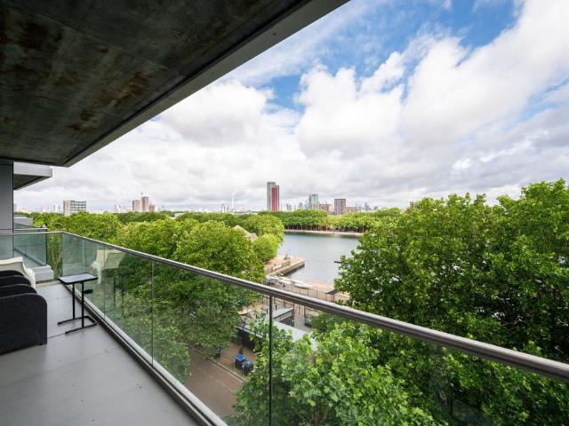 Rope Street, Canada Water, London, SE16 2 bed flat to rent £2,850 pcm £658 pw