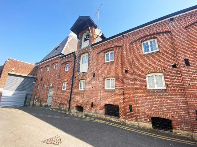 Roper Road, Canterbury CT2, 2 bed flat to rent, £1,150 pcm | PrimeLocation