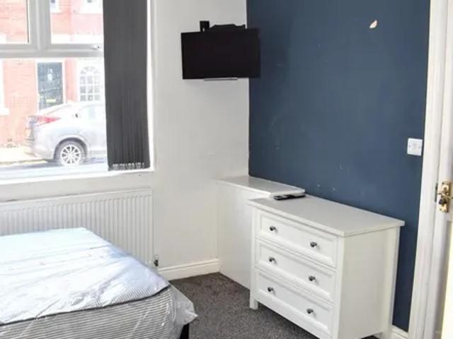 Rostherne Street, Eccles, M6 5GU, United Kingdom | 4 bed townhouse for rent #124343392 | Rentberry