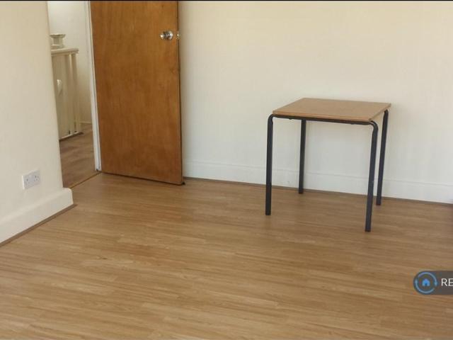 Rosary Close, Hounslow, TW3 5 bed semi detached house to rent £3,800 pcm £877 pw