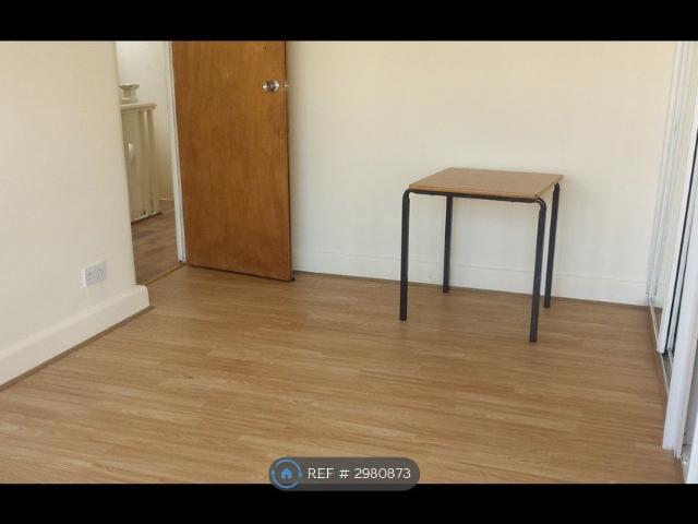 Rosary Close, Hounslow TW3, 5 bed semi detached house to rent, £3,800 pcm | PrimeLocation