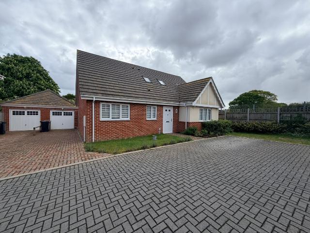Rose Close, Gorleston, Great Yarmouth NR31, 4 bed detached bungalow to rent, £2,195 pcm | PrimeLocation