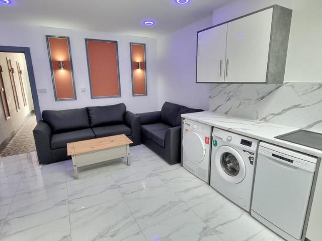 Rose Cottages, Birmingham B29 6 bed terraced house to rent £3,640 pcm £840 pw