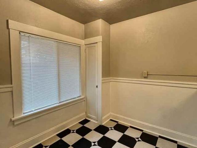 Rose Court by Star Metro Studio Apartment for Rent at 2500 Ne Hoyt St, Portland, OR 97232 Kerns