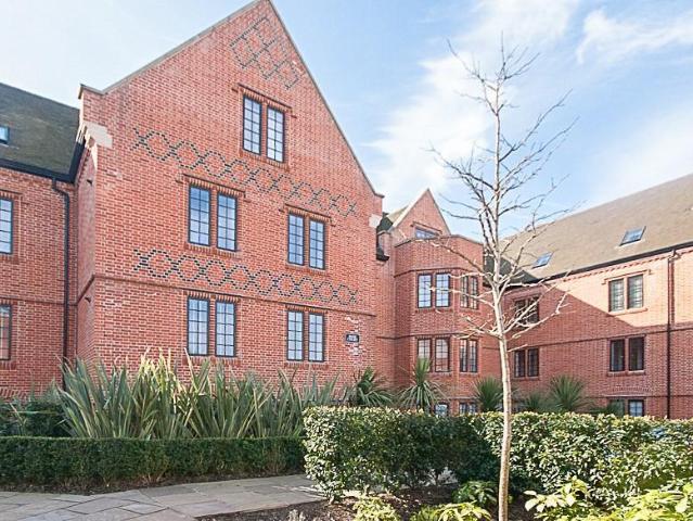 Rose Court, Brentwood 2 bed apartment to rent £1,800 pcm £415 pw
