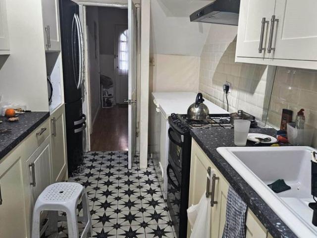 Rose Glen, Romford RM7, Room to rent, £700 pcm | PrimeLocation