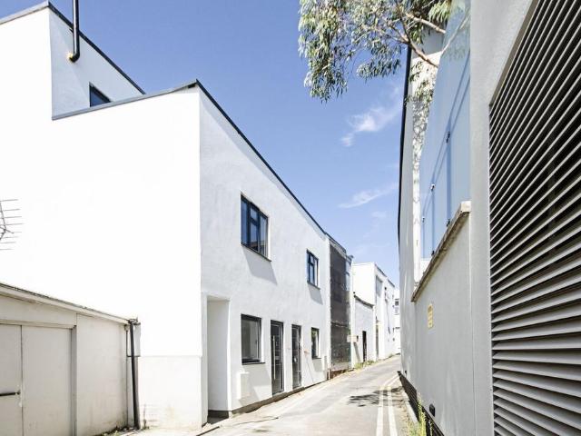 Rose Joan Mews, West Hampstead. 3 bed mews to rent £4,350 pcm £1,004 pw