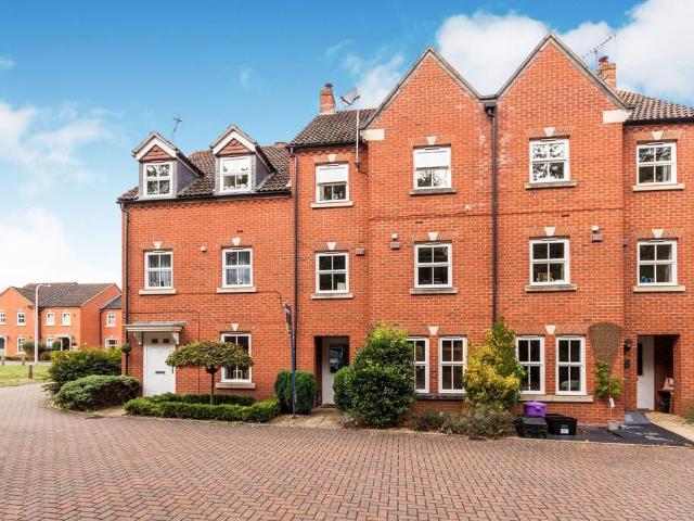 Rosebay, Wokingham, RG40 3 bed terraced house to rent £1,950 pcm £450 pw