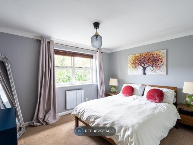Rosebank, Teddington TW11, 2 bed flat to rent, £3,300 pcm | PrimeLocation