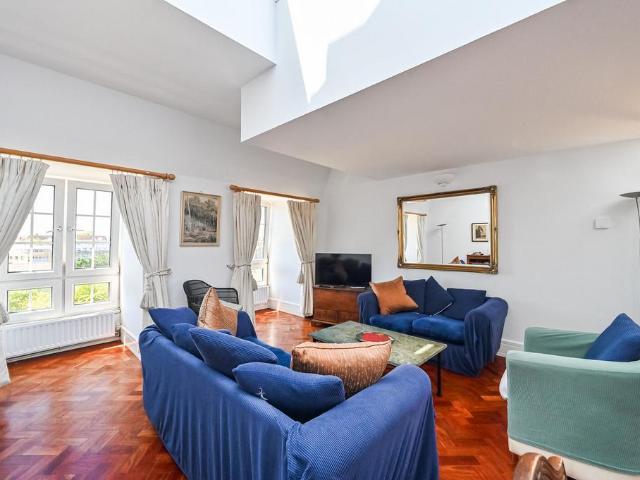 Rosebery Avenue, Clerkenwell, London. 2 bed flat to rent £4,300 pcm £992 pw
