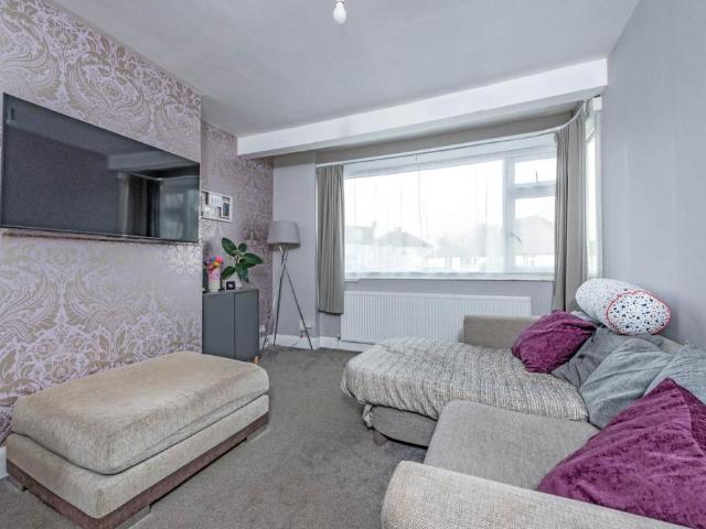 Rosebery Close, Morden 2 bed maisonette to rent £1,600 pcm £369 pw