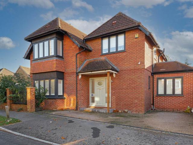 Rosebery Road, Epsom 4 bed detached house to rent £3,900 pcm £900 pw