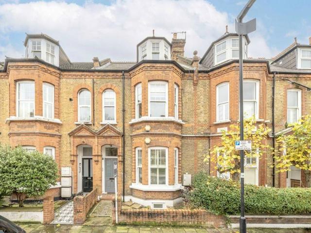 Rosebery Road, London SW2 3 bed flat to rent £3,300 pcm £762 pw