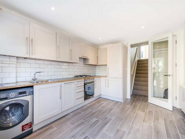 Rosebury Road, Fulham, SW6 3 bed flat to rent £3,750 pcm £865 pw