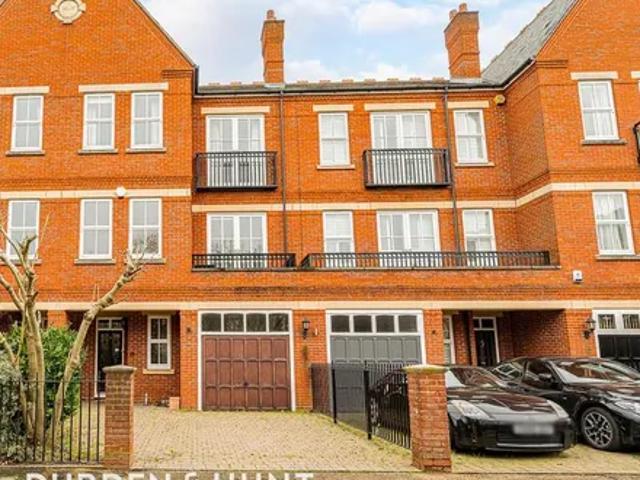Rosebury Square, London, IG8 8GT, United Kingdom | 4 bed townhouse for rent #140225571 | Rentberry