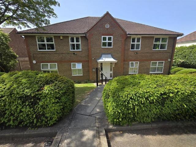 Rosefield Court, Cockfosters, EN4 2 bed flat to rent £1,700 pcm £392 pw