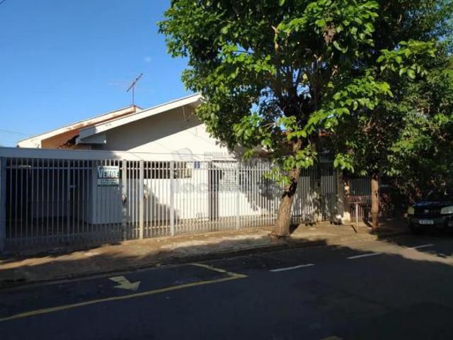 Roseiral Casa em bom local, Entre José Bonifácio e Major Leo Lerro, com 3 dorms, 3 vagas, varanda