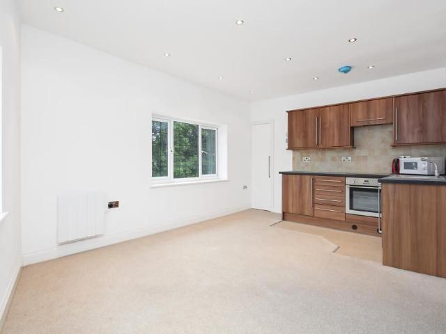 Rosemount Avenue, West Byfleet, Surrey KT14, 1 bed flat to rent, £1,100 pcm | PrimeLocation