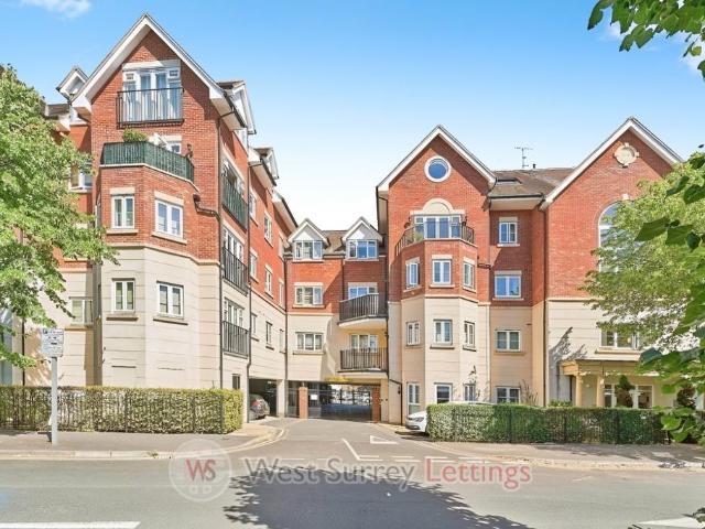 Rosemount Point, West Byfleet KT14 6BD 3 bed flat to rent £1,800 pcm £415 pw