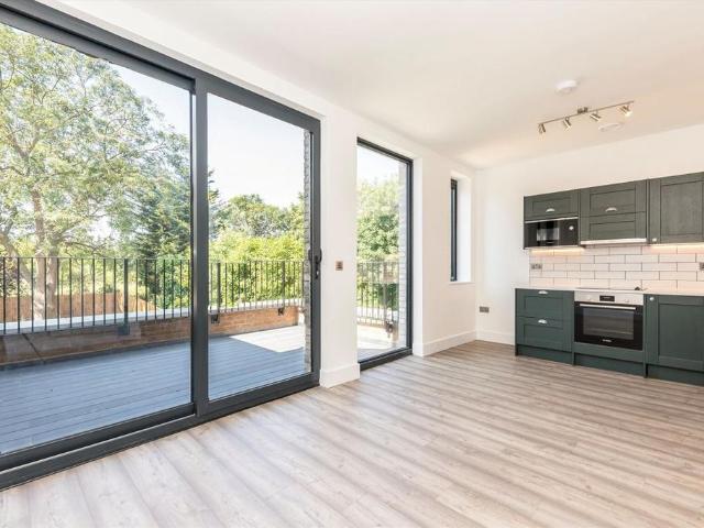 Rosemont Road, Acton W3 2 bed flat to rent £2,700 pcm £623 pw