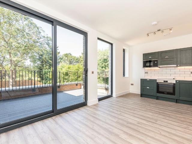 Rosemont Road, Acton W3, 2 bed flat to rent, £2,700 pcm | PrimeLocation