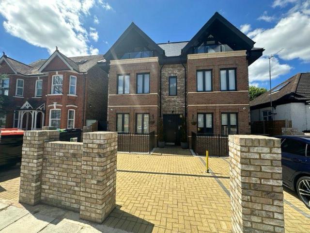 Rosemont Road, London 2 bed flat to rent £2,750 pcm £635 pw