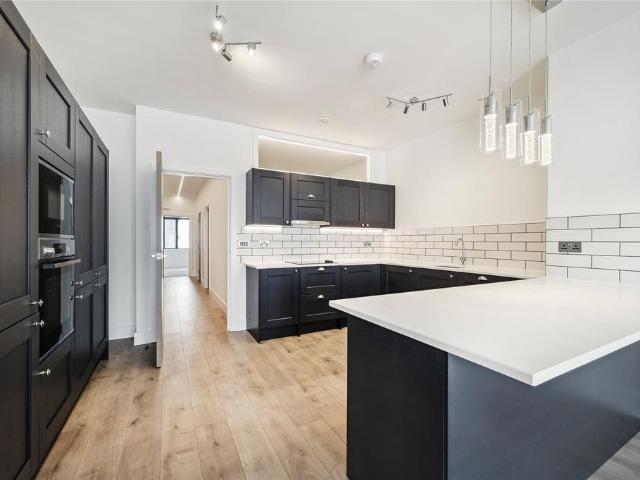 Rosemont Road, London, W3 2 bed apartment to rent £3,000 pcm £692 pw