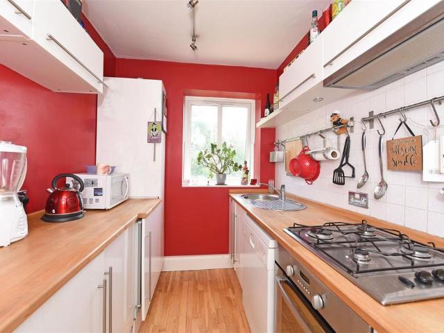 Rosemary Gardens, Mortlake, SW14 2 bed flat to rent £1,900 pcm £438 pw