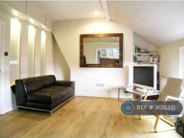 Rosemary Lane, London, SW14 1 bed flat to rent £1,750 pcm £404 pw