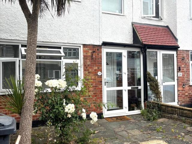 Rosemead Avenue 3 bed apartment to rent £2,700 pcm £623 pw