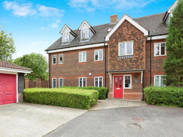 Rosemead Gardens, Crawley RH10, 2 bed flat to rent, £1,600 pcm | PrimeLocation