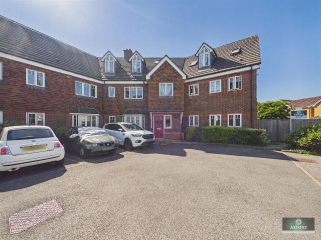Rosemead Gardens, Southgate RH10, 2 bed flat to rent, £1,500 pcm | PrimeLocation