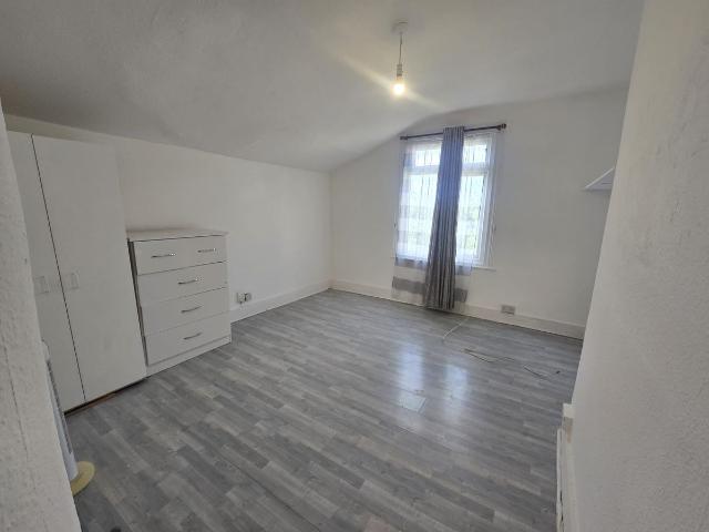 Rosendale, Herne Hill SE24, Studio to rent, £1,100 pcm | PrimeLocation