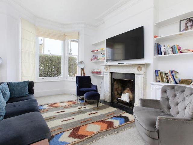 Roseneath Road, Battersea, London, SW11 4 bed terraced house to rent £5,100 pcm £1,177 pw