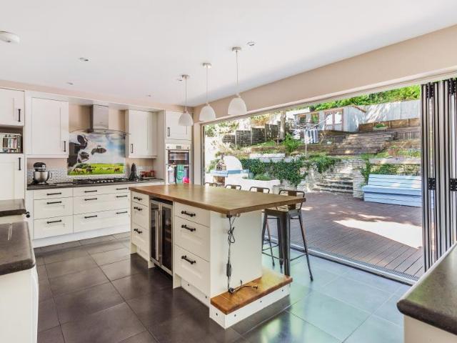 Rosewood, Woking GU22 6 bed detached house to rent £4,500 pcm £1,038 pw