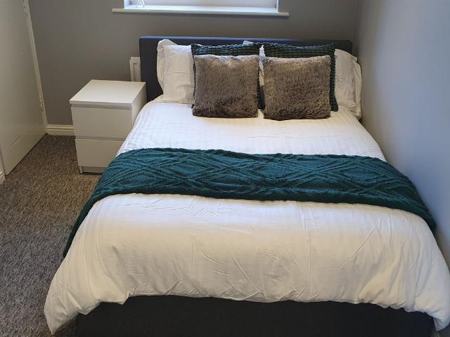 Rosewood Crescent Room 4